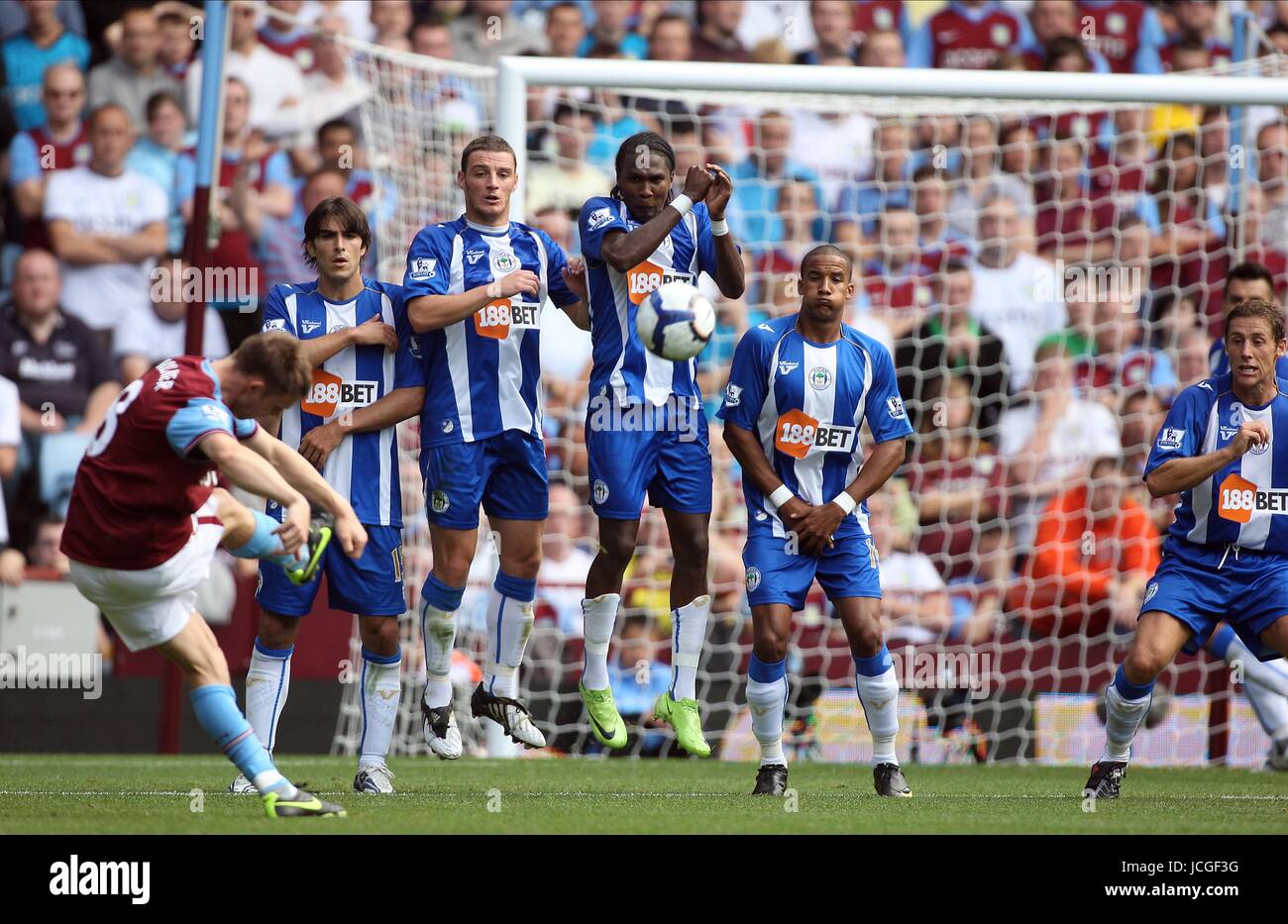 Defensive wall football hi-res stock photography and images - Alamy