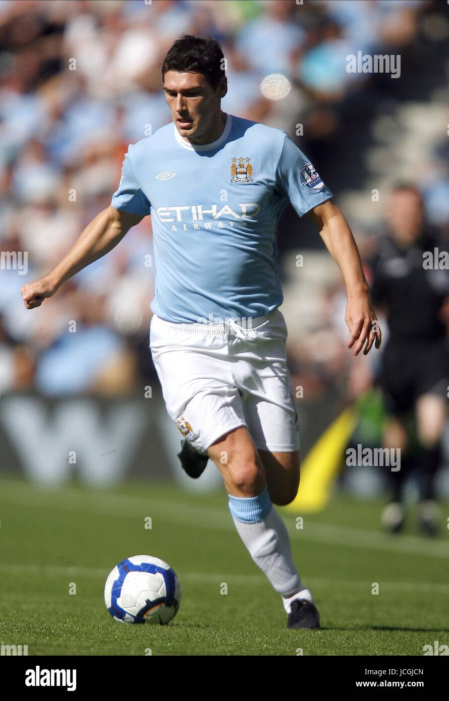 GARETH BARRY MANCHESTER CITY FC MANCHESTER CITY V ARSENAL CITY OF ...