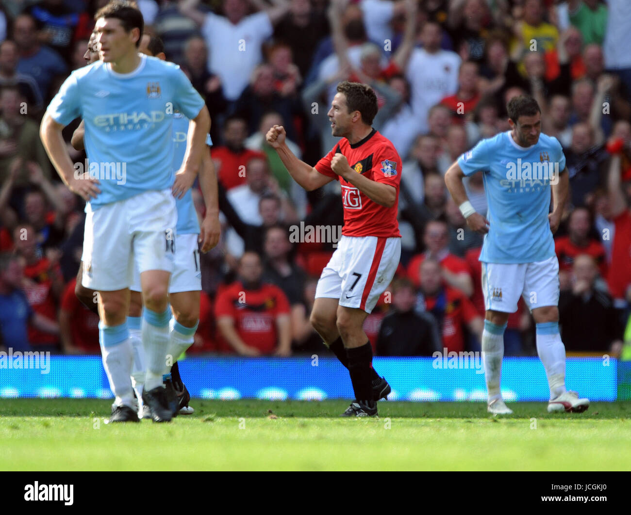 MICHAEL OWEN CELEBRATES SCORING 4TH GOAL MANCHESTER UNITED V MANCHESTER ...