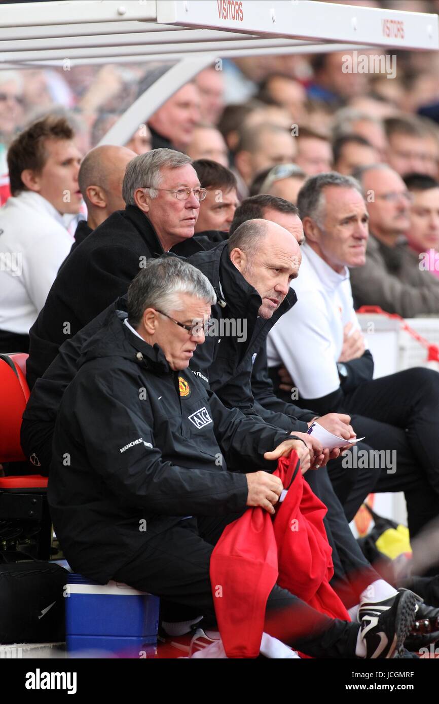 SIR ALEX FERGUSON & UNITED BENCH MANCHESTER UNITED FC MANAGER STOKE ...