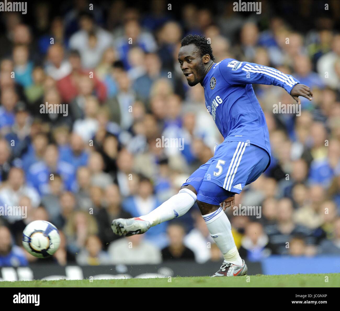 Essien chelsea fc player hi-res stock photography and images - Alamy