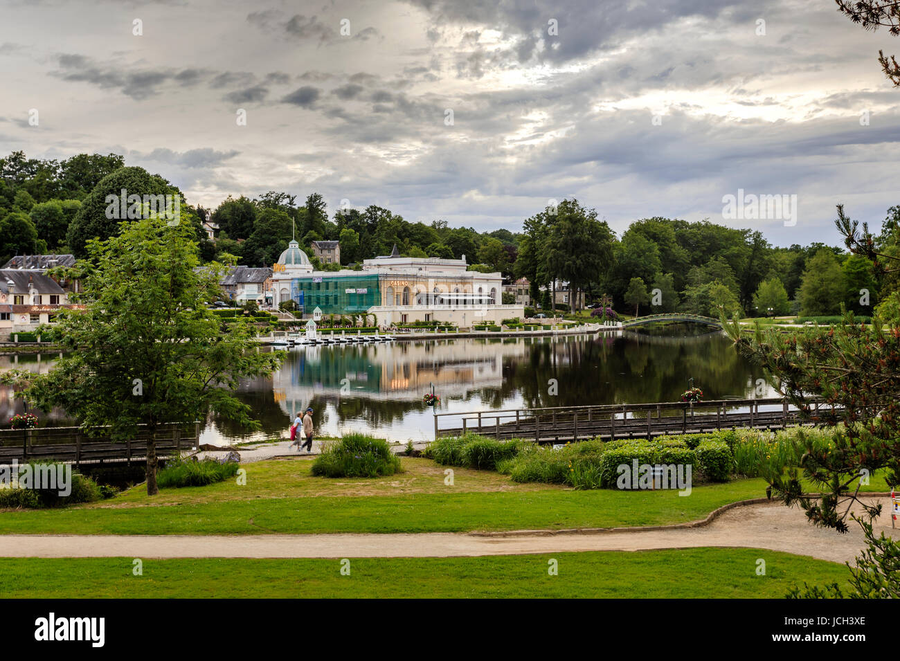 France, Orne (61), Bagnoles-de-l'Orne, le lac et le casino, le soir ...
