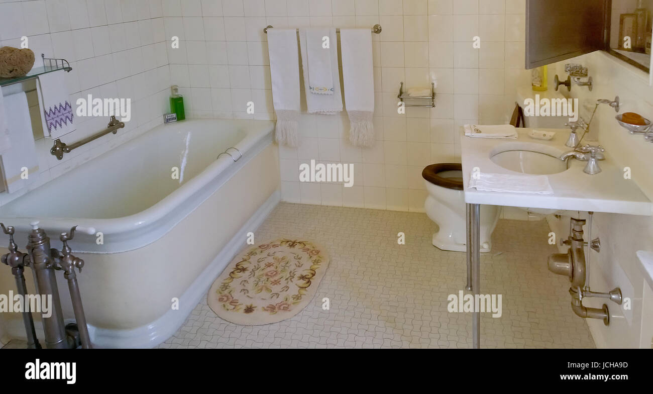 Old fashioned bathtub hi-res stock photography and images - Alamy