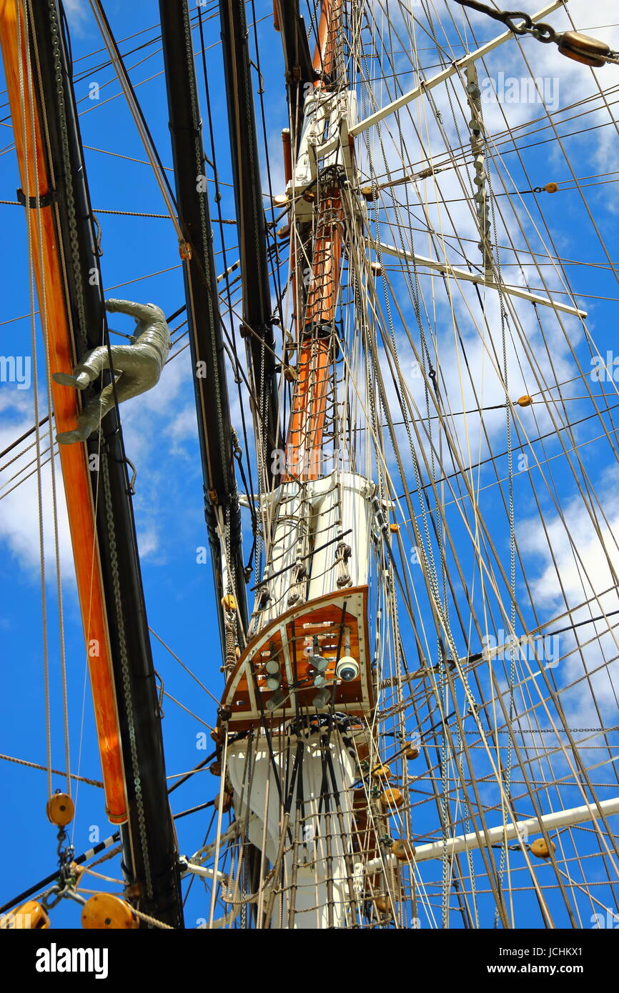 Ropes on old boat Stock Photo - Alamy