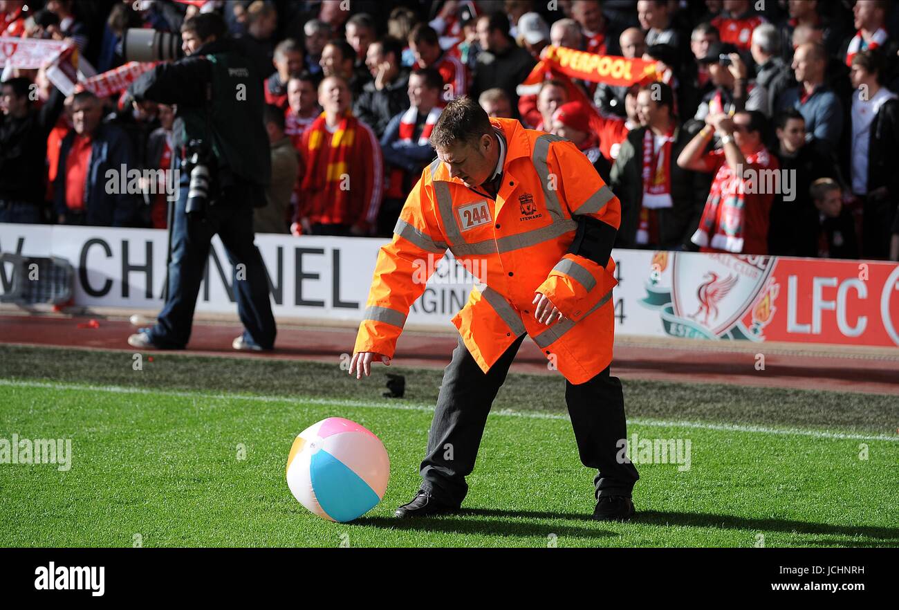 STEWARD REMOVES BEACH BALLS LIVERPOOL V MANCHESTER UNITED FC LIVERPOOL ...