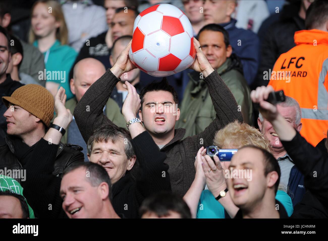 Liverpool manchester utd fans hi-res stock photography and images - Alamy