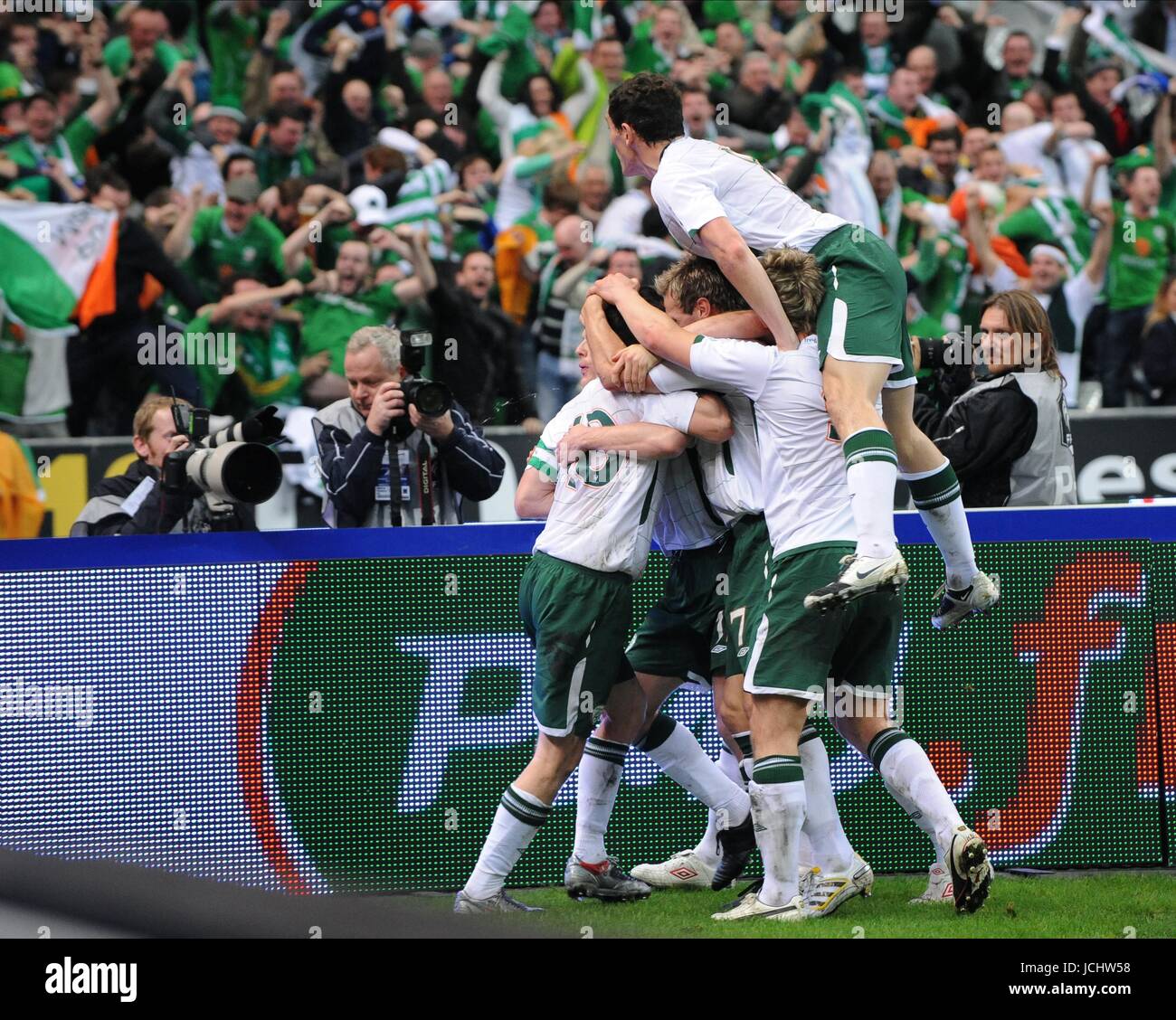 ROBBIE KEANE, DAMIEN DUFF, AND LIAM LAWRENCE CELEBRATE GOAL 0.1 FRANCE ...