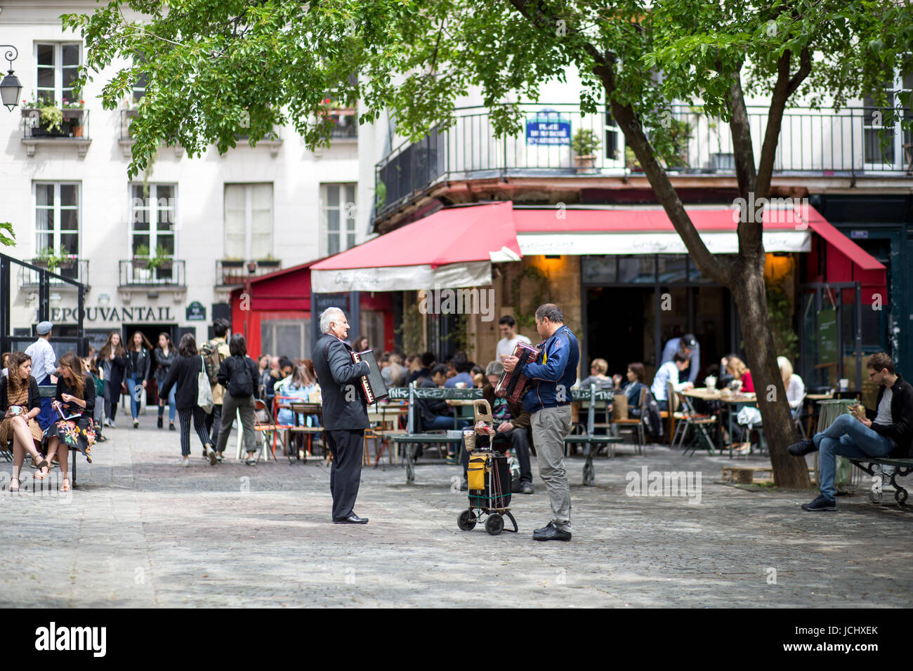 Cafe concert paris hi-res stock photography and images - Alamy
