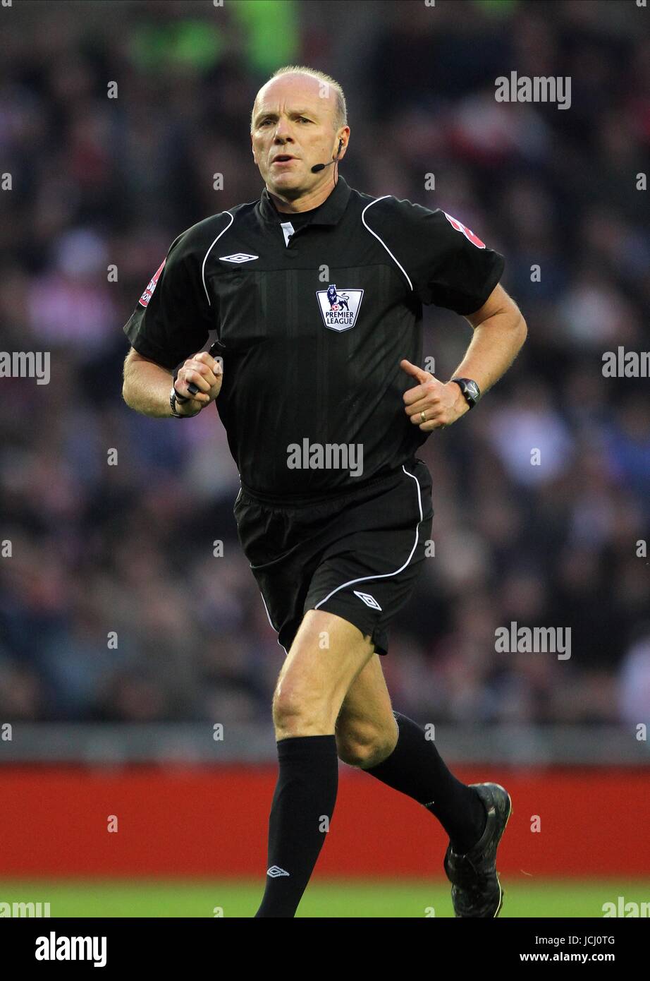 Football referee steve bennett hi-res stock photography and images - Alamy