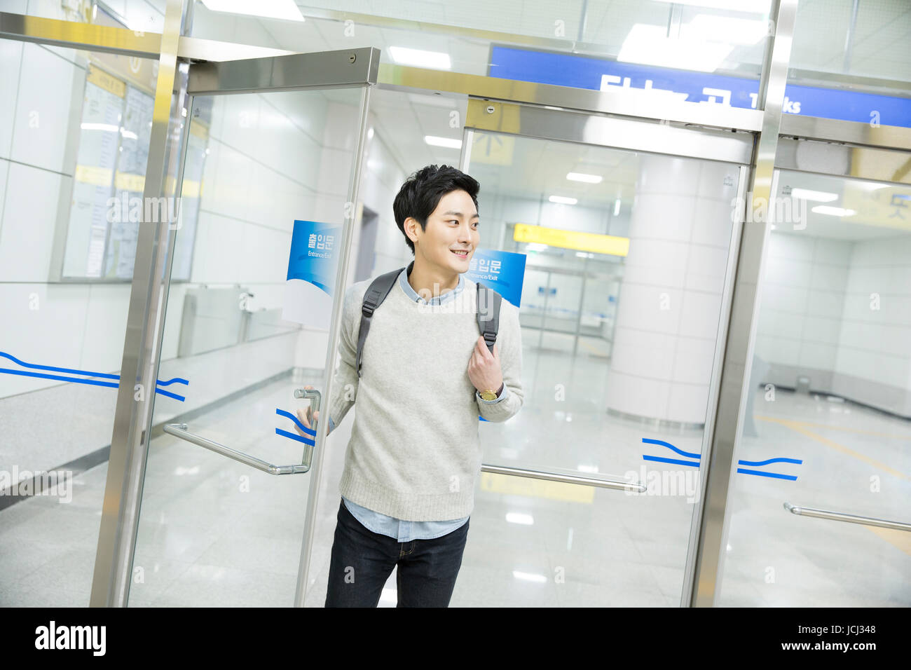 Open subway door hi-res stock photography and images - Alamy