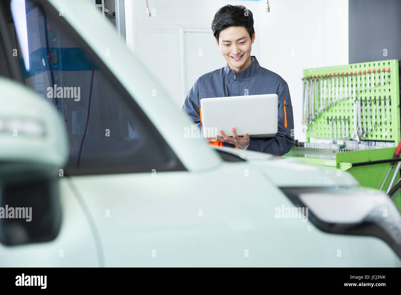 Portrait of young smiling car mechanic Stock Photo - Alamy