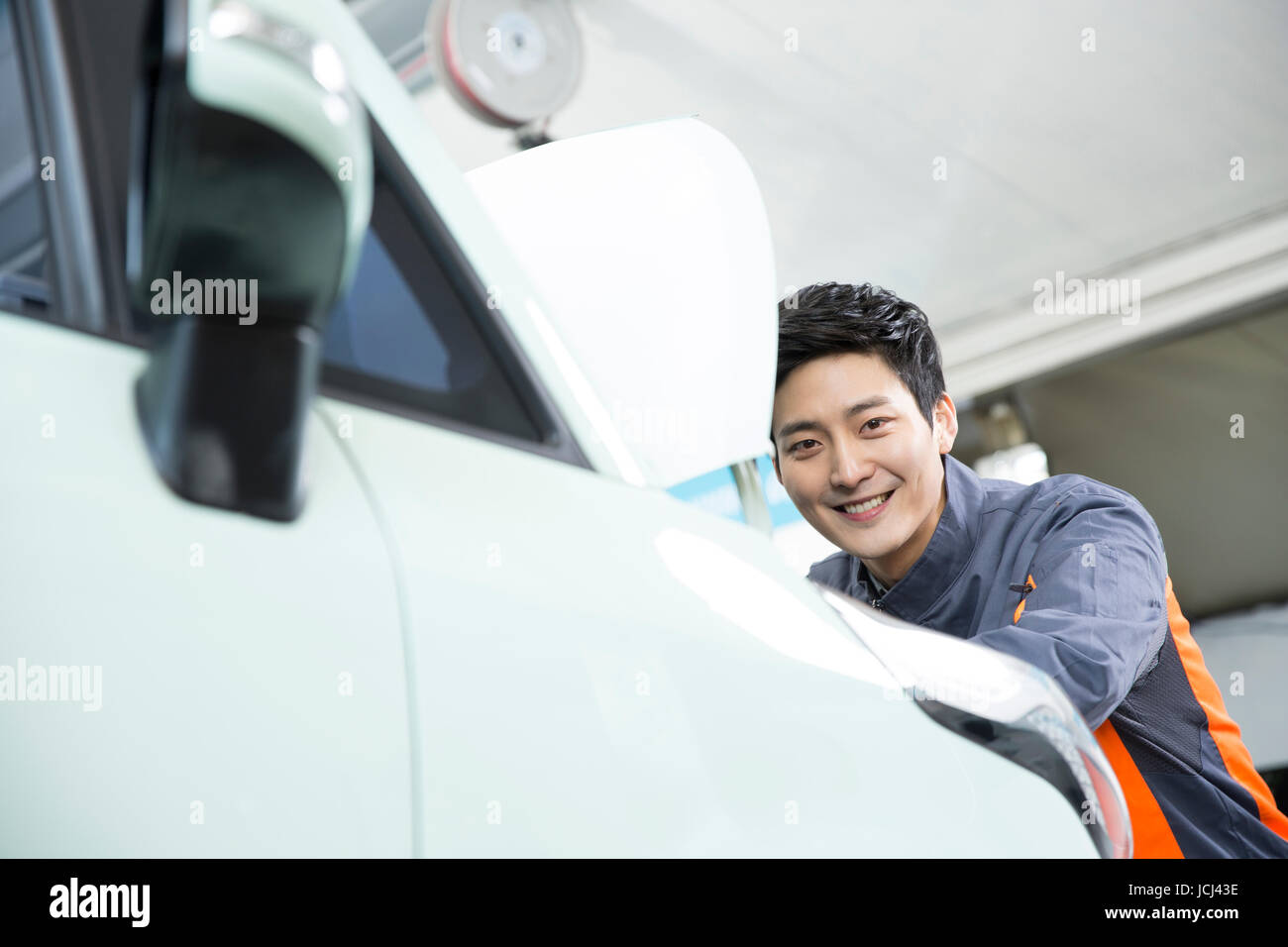 Young mechanic portrait hi-res stock photography and images - Alamy