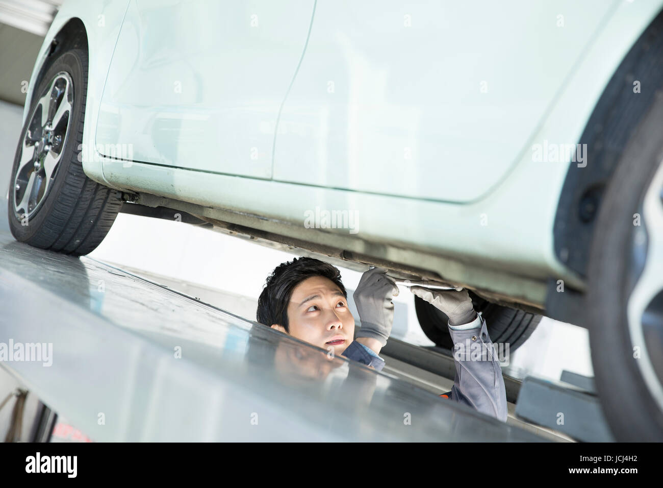 Man repairing a car hi-res stock photography and images - Alamy