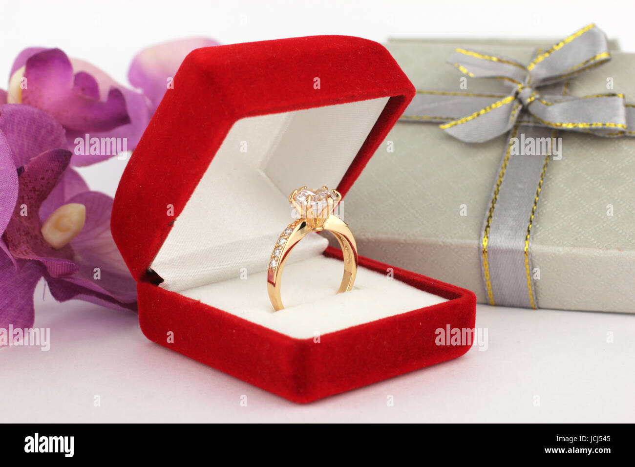 Gold ring box hi-res stock photography and images - Alamy