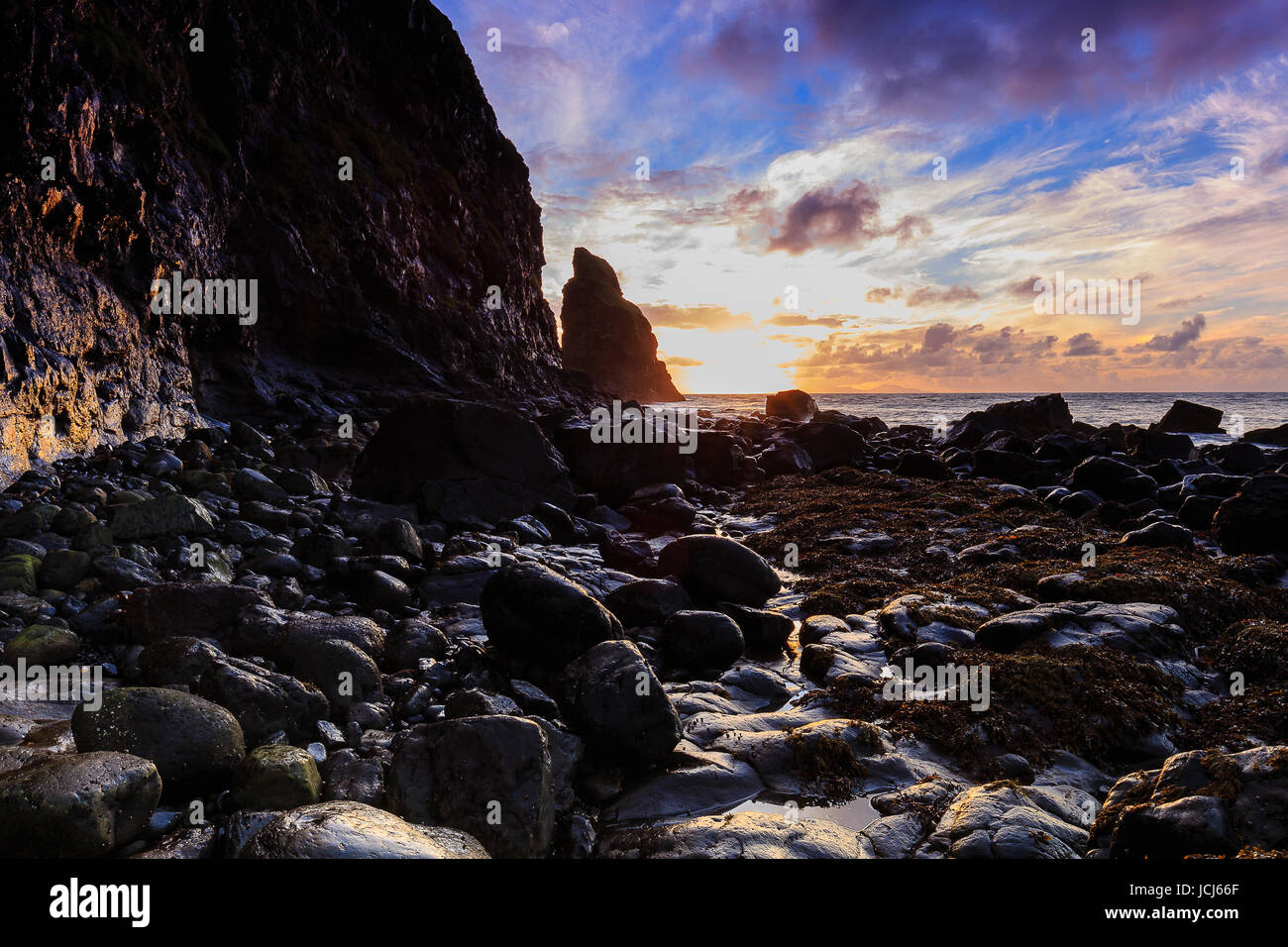 Talisker bay sea stack hi-res stock photography and images - Alamy