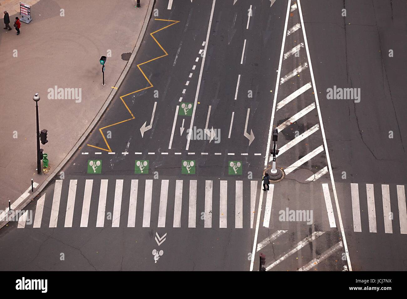Intersection of urban roads with no traffic Stock Photo - Alamy