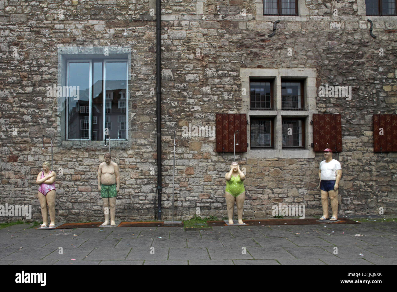 Duschende mit Bademeister Stock Photo - Alamy