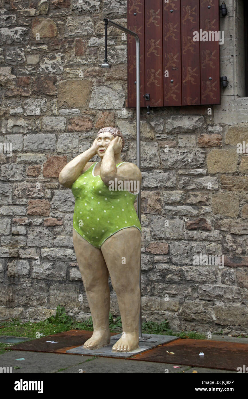 Duschende mit Bademeister Stock Photo - Alamy