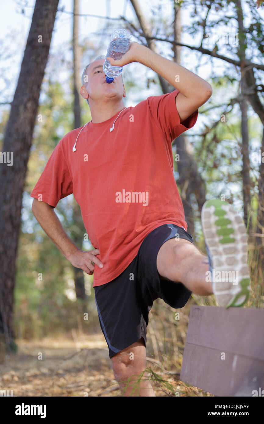 running man drinking water Stock Photo - Alamy