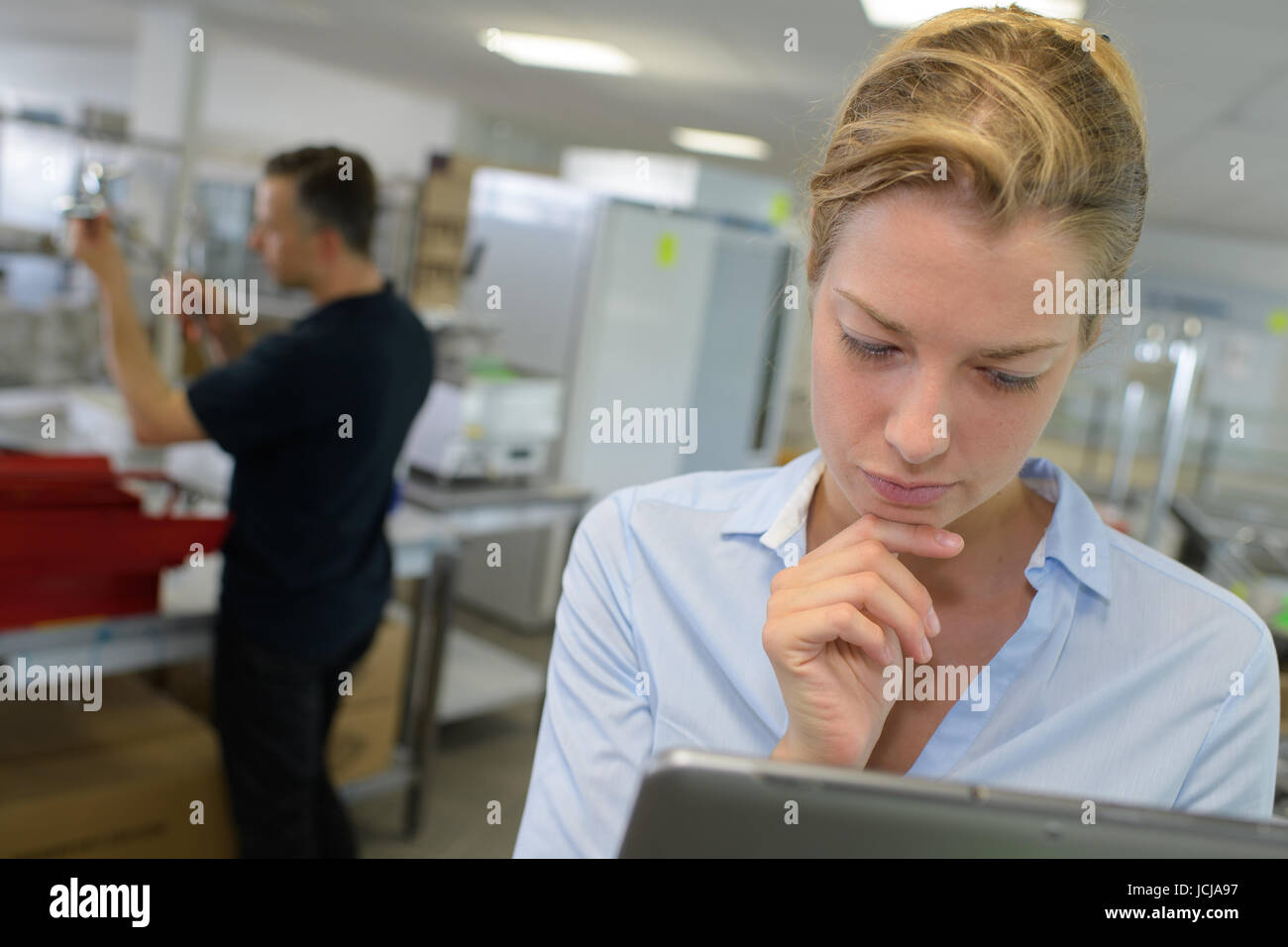 Boutique assistant using tablet hi-res stock photography and images - Alamy