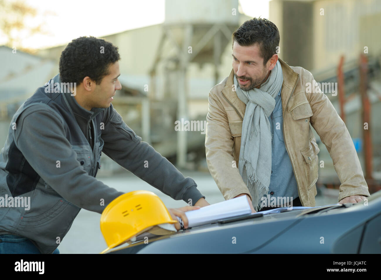 Construction worker reading plans hi-res stock photography and images ...