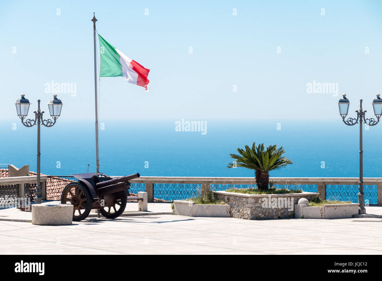 Ancient cannon in Italy with italy flag Stock Photo - Alamy