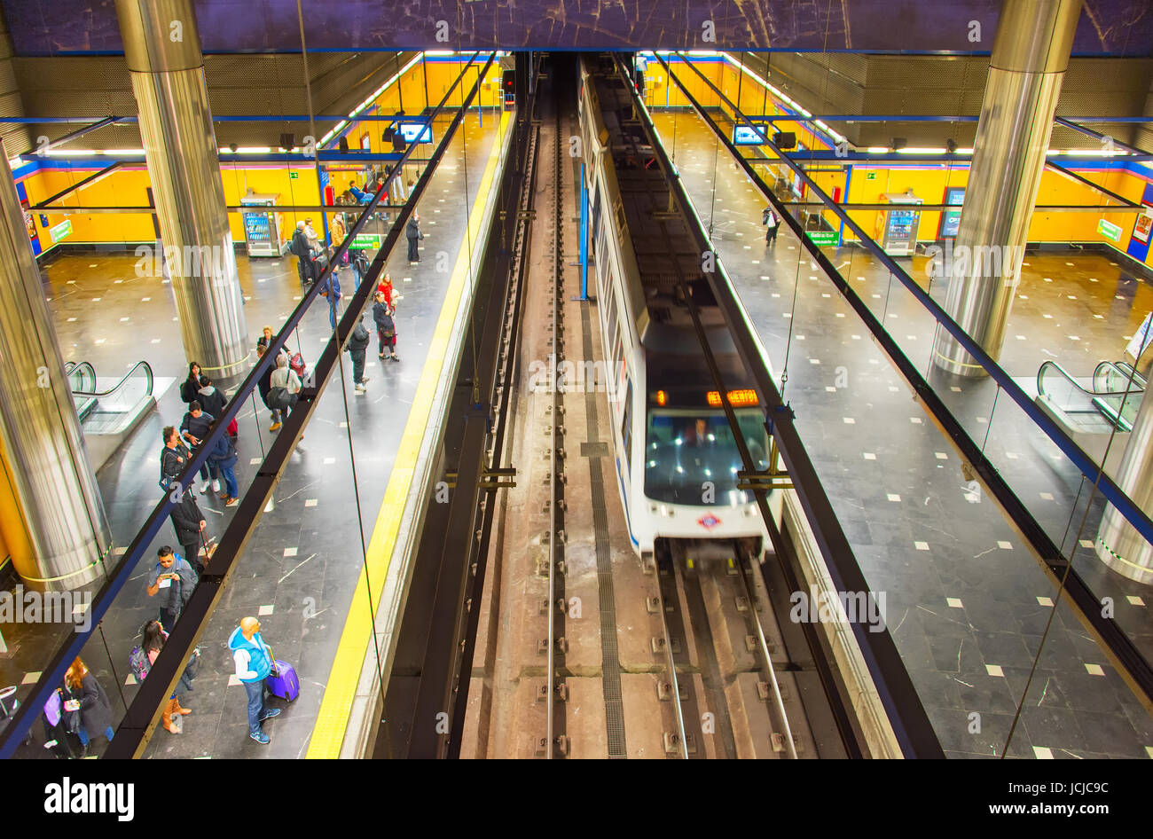 MADRID, SPAIN - DEC 24, 2106: Metro train arrives at Madrid metro ...