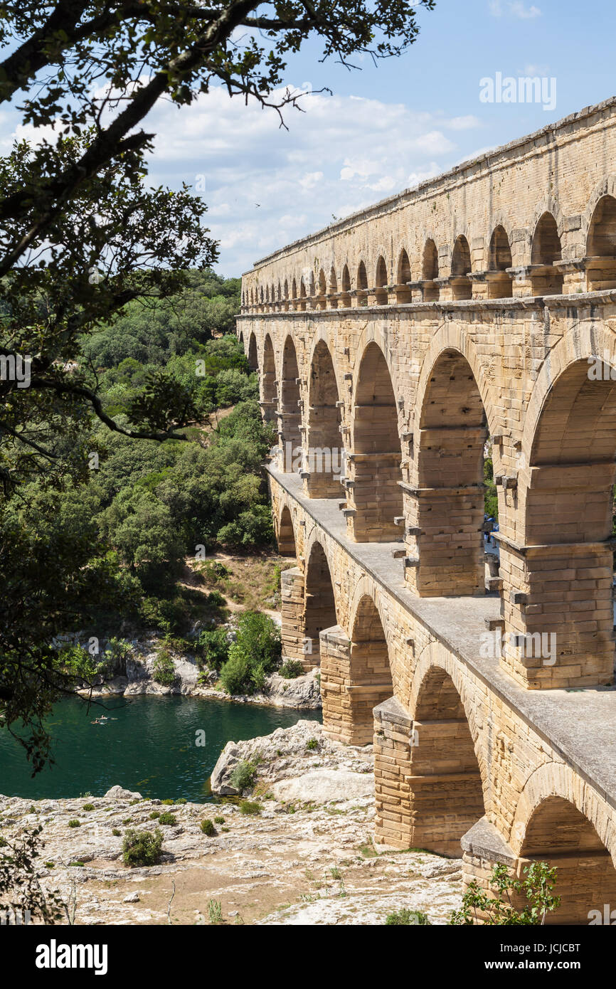 The Roman architects and hydraulic engineers who designed this bridge ...