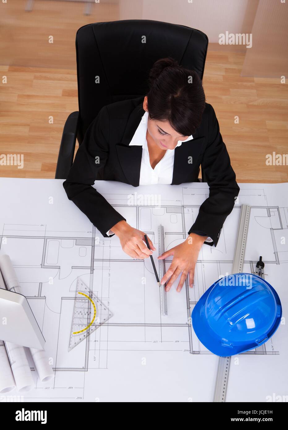 Line drawing person sitting down hi-res stock photography and images ...