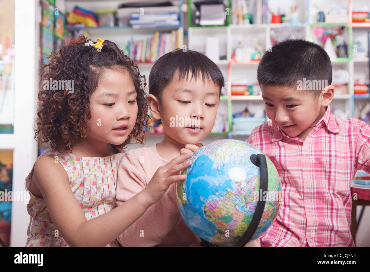 peeking looking at Stock Photo - Alamy