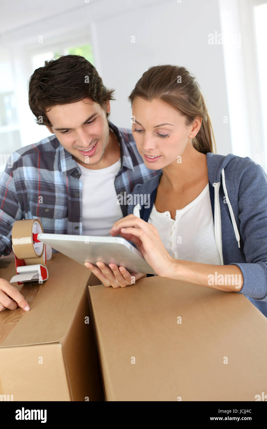 Old couple new home move hi-res stock photography and images - Alamy