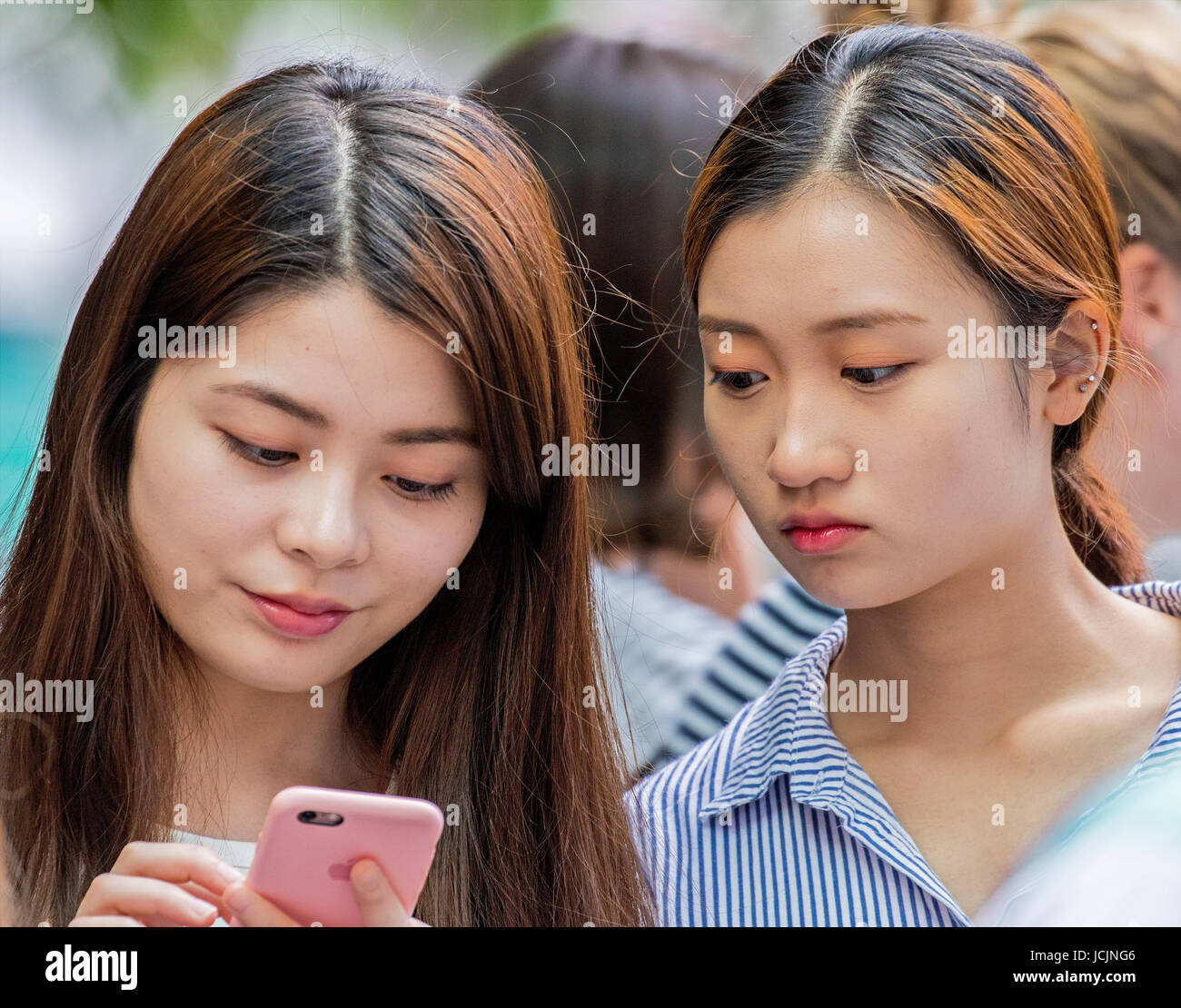 woman / girl using smartphone Stock Photo - Alamy