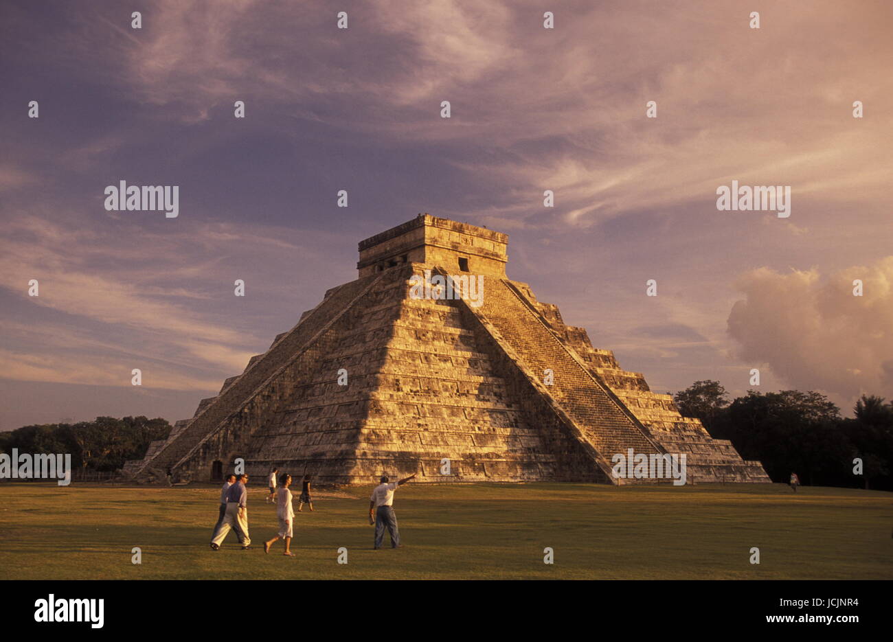 Menschen auf der pyramide hi-res stock photography and images - Alamy