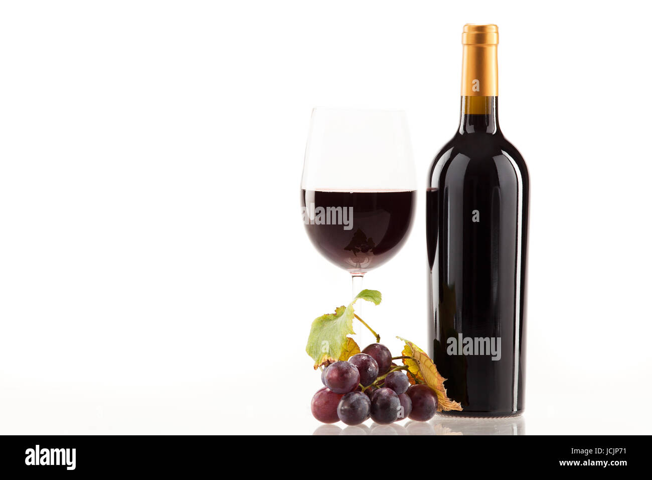 Rotwein im Glas mit Flasche und Weintrauben Stock Photo - Alamy