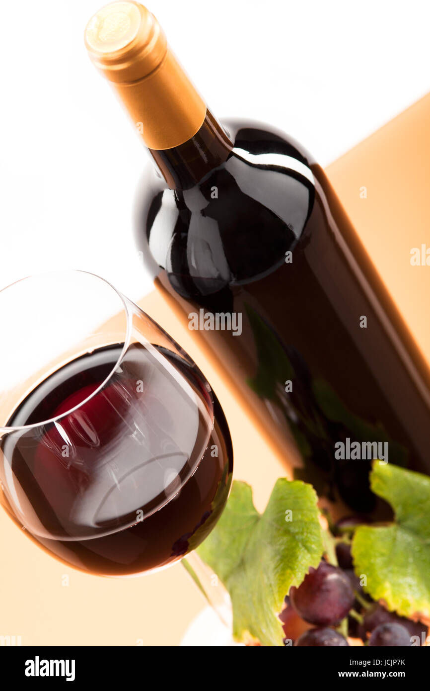 Rotwein im Glas mit Flasche und Weintrauben Stock Photo - Alamy