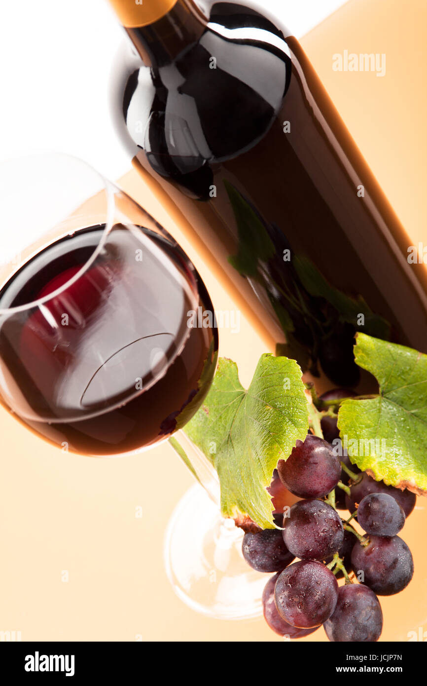 Rotwein im Glas mit Flasche und Weintrauben Stock Photo - Alamy