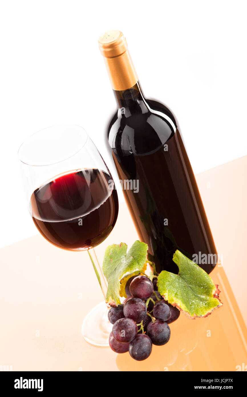 Rotwein im Glas mit Flasche und Weintrauben Stock Photo - Alamy