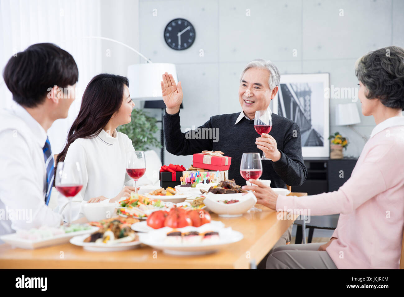 Speaking family hi-res stock photography and images - Alamy