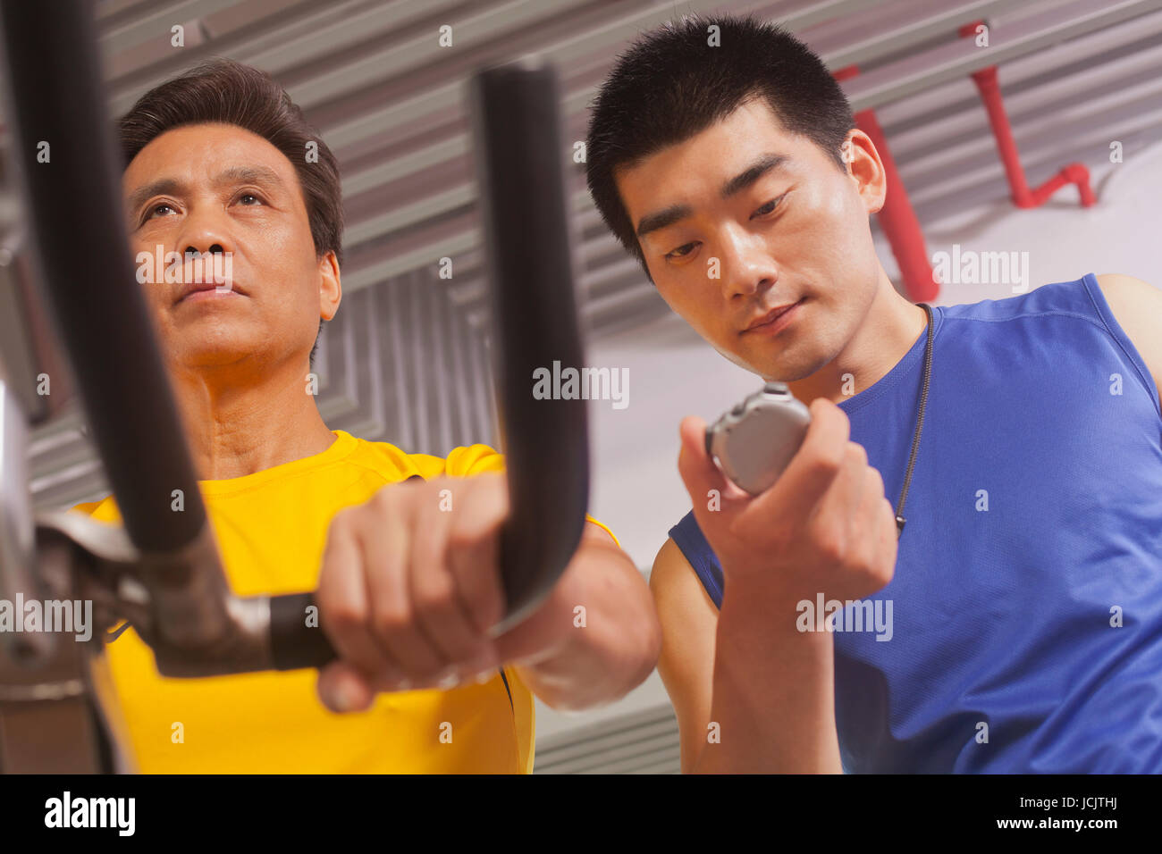 peeking looking at Stock Photo - Alamy