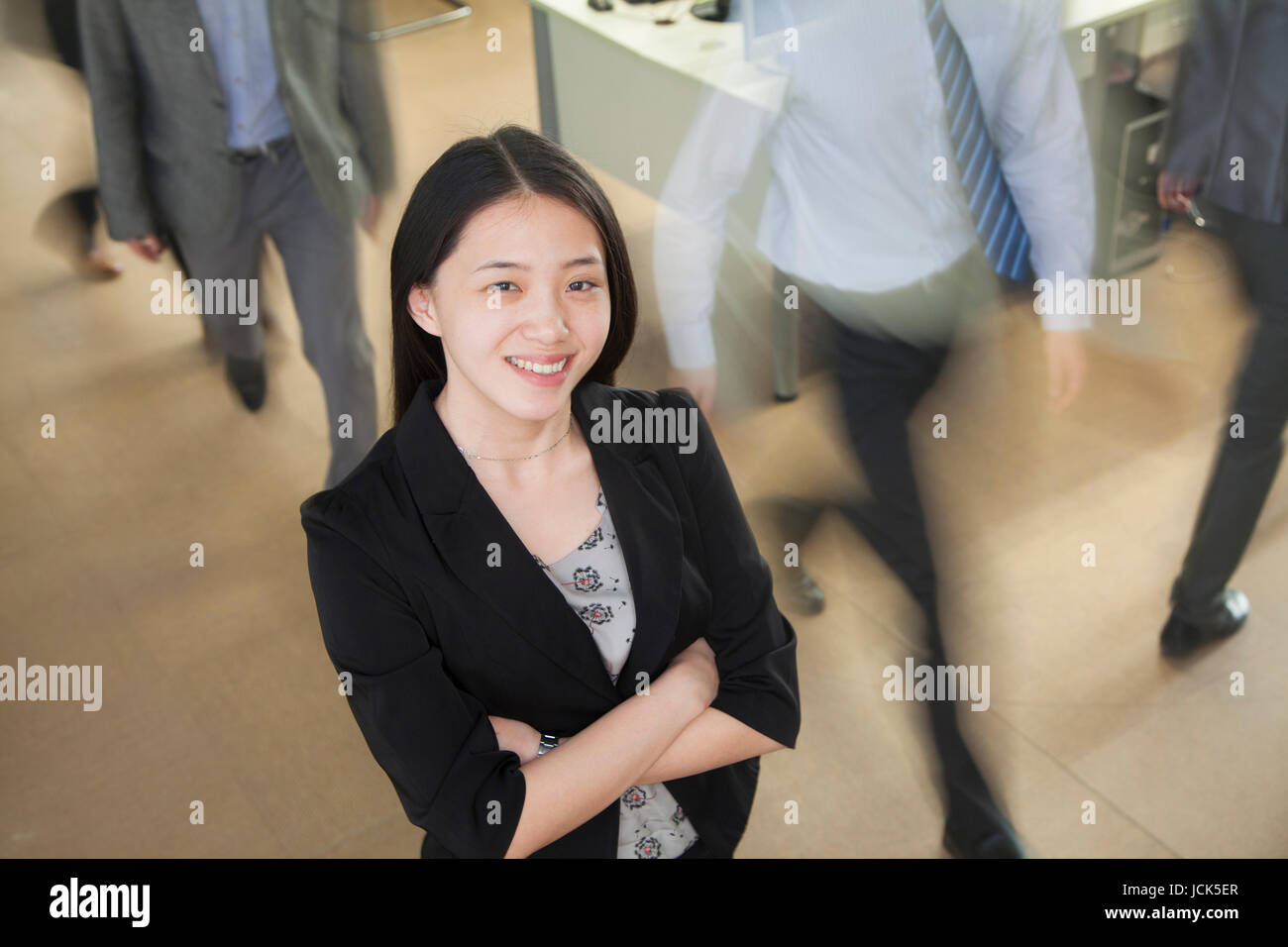 Arms up crowd smiling looking at camera hi-res stock photography and ...