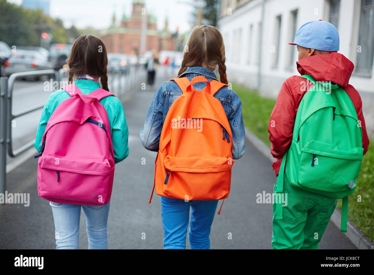 Group school children backs hi-res stock photography and images - Alamy