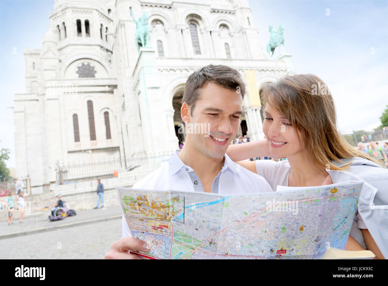 Couple in Montmartre reading tourist map Stock Photo - Alamy