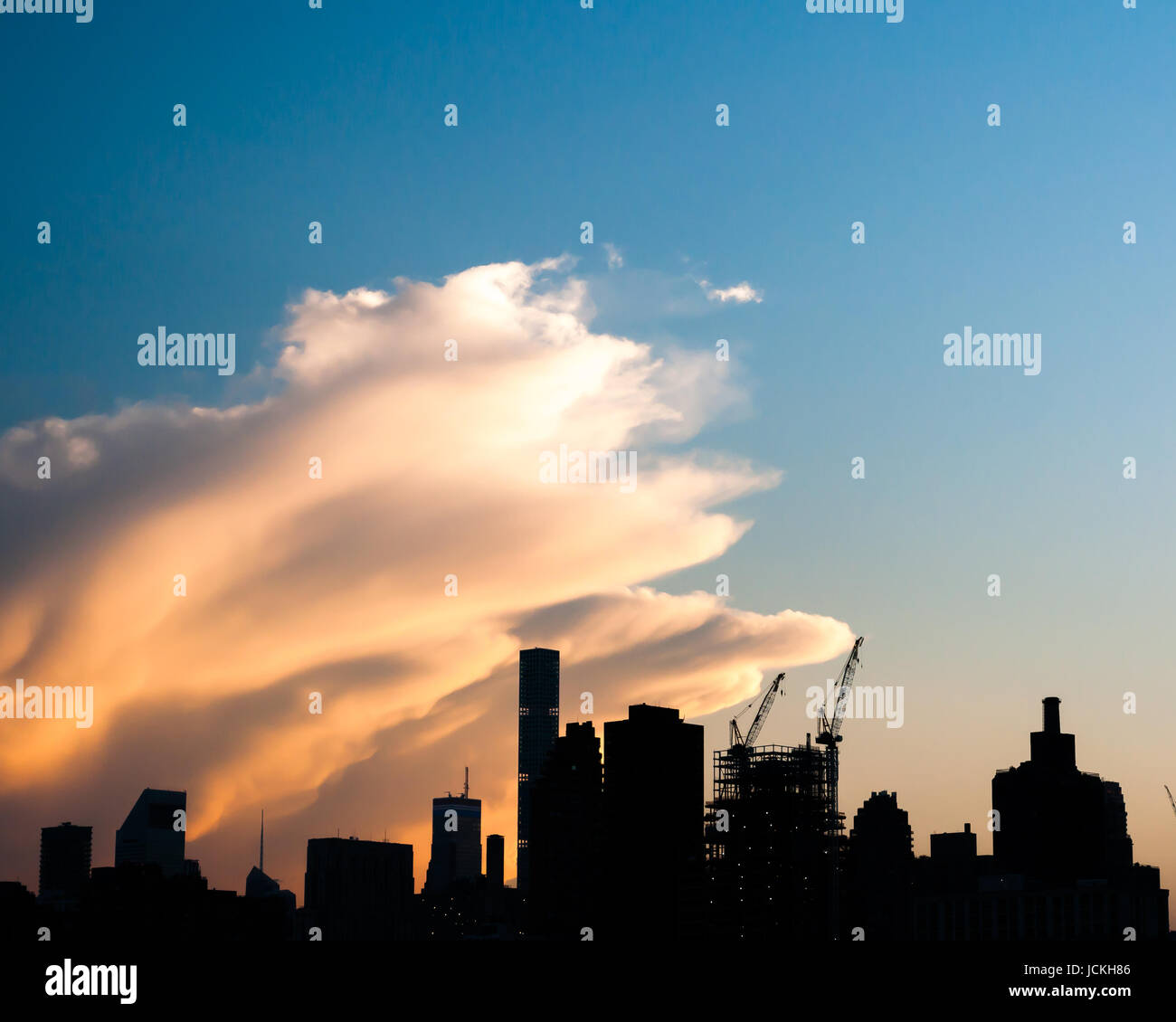 Construction cranes new york city hi-res stock photography and images ...