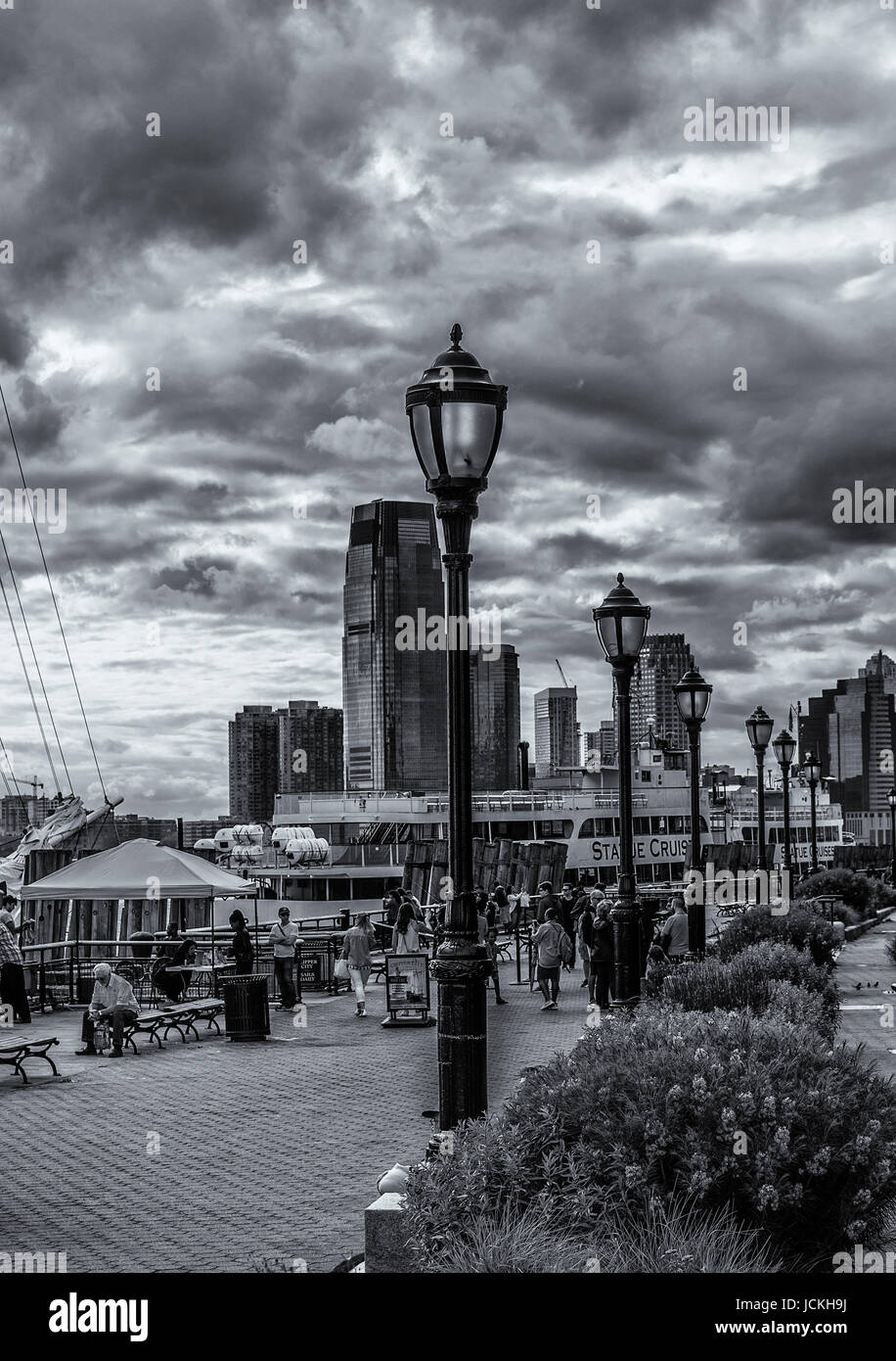 Black lamp posts hi-res stock photography and images - Alamy