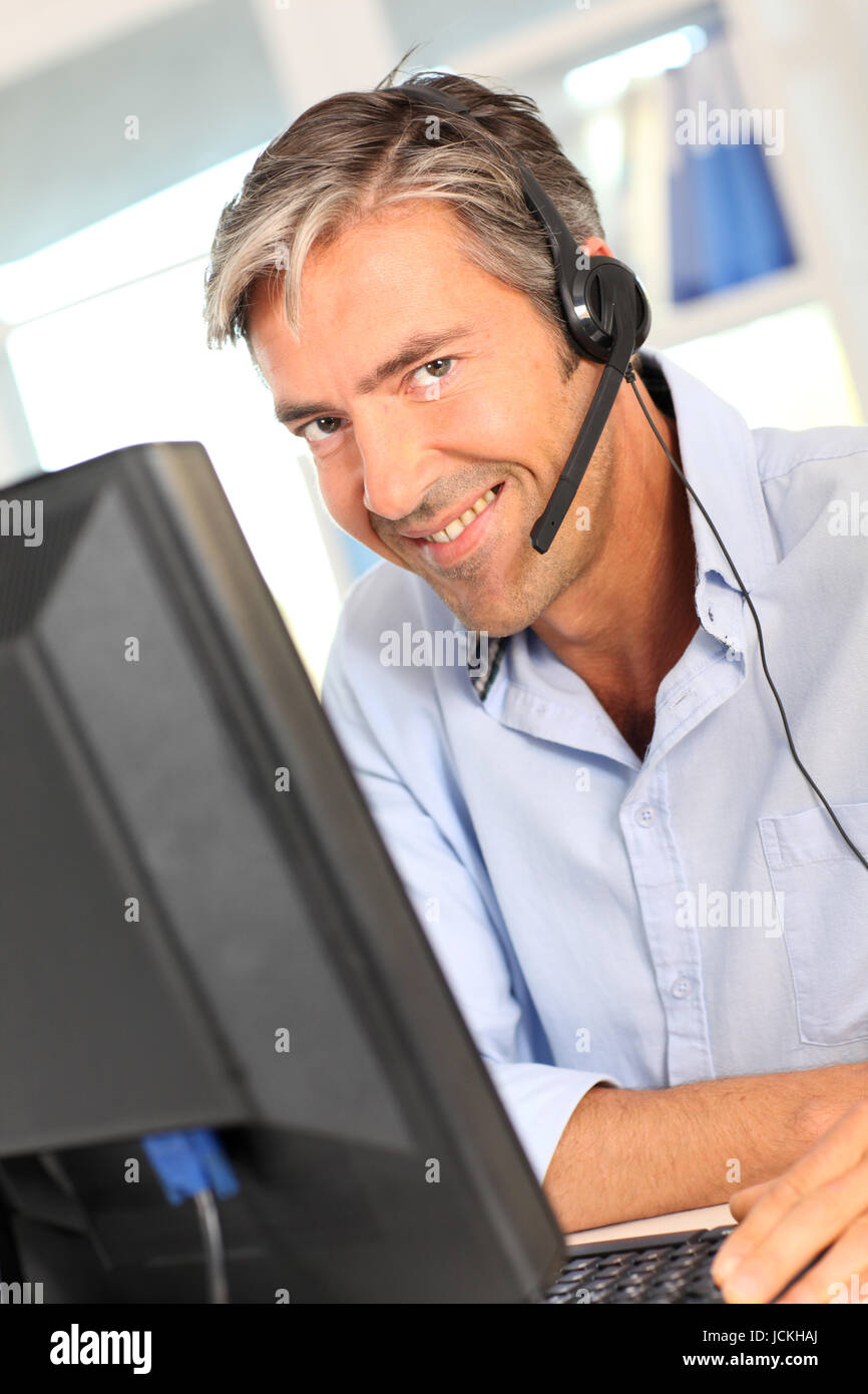 Customer service employee with headphones Stock Photo - Alamy