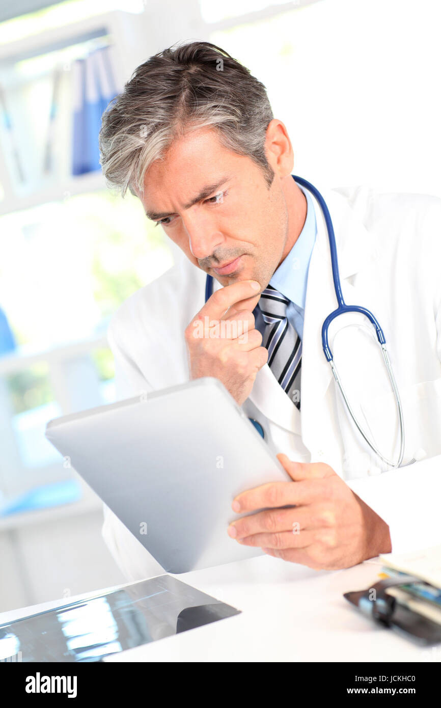 Portrait of medical people using electronic tablet Stock Photo - Alamy