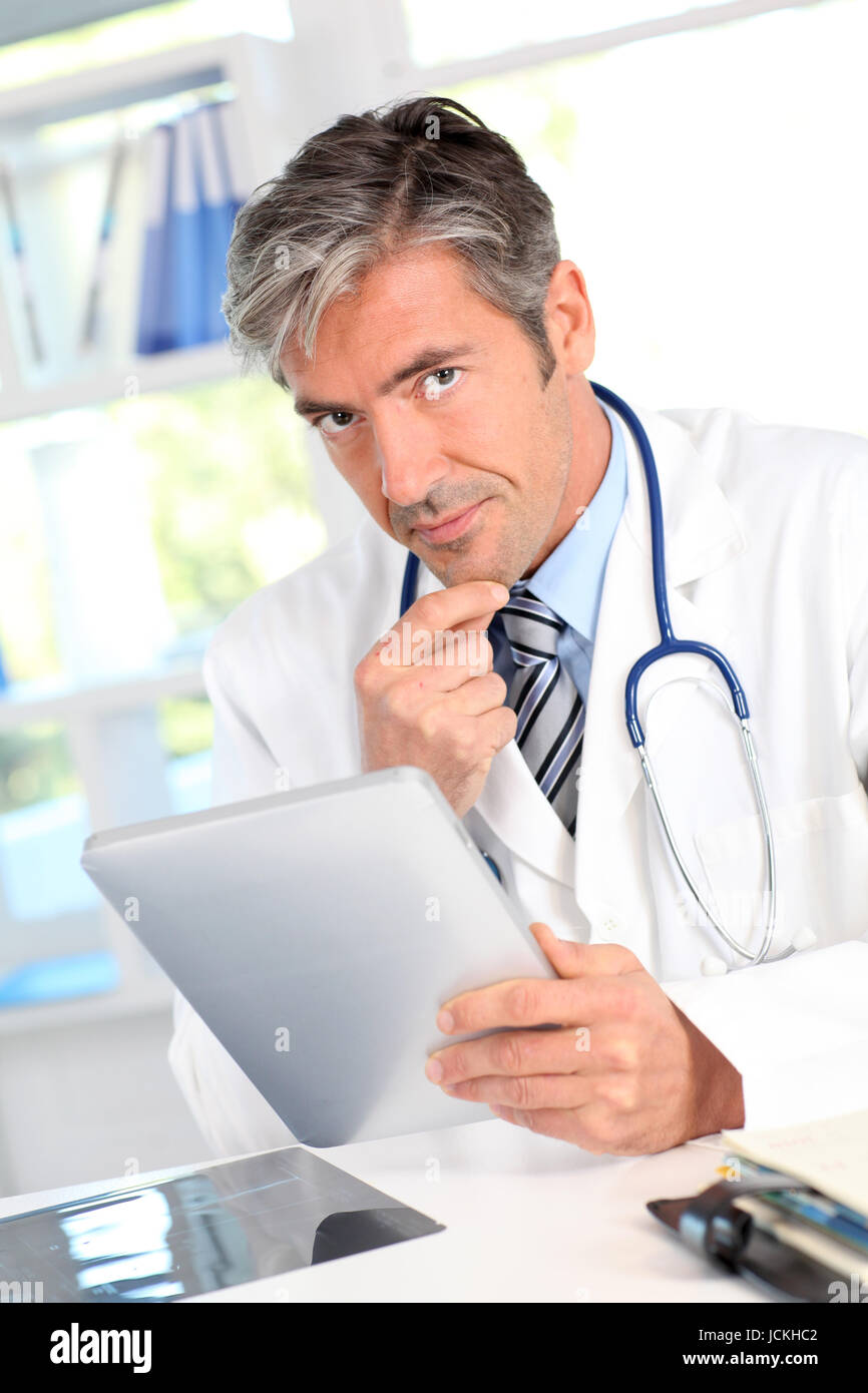 Portrait of medical people using electronic tablet Stock Photo - Alamy