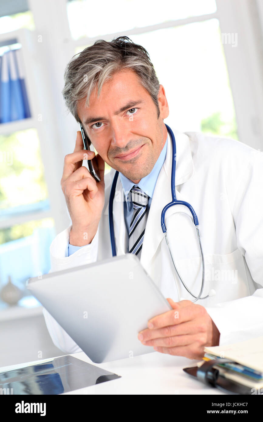 Portrait of medical people using electronic tablet Stock Photo - Alamy