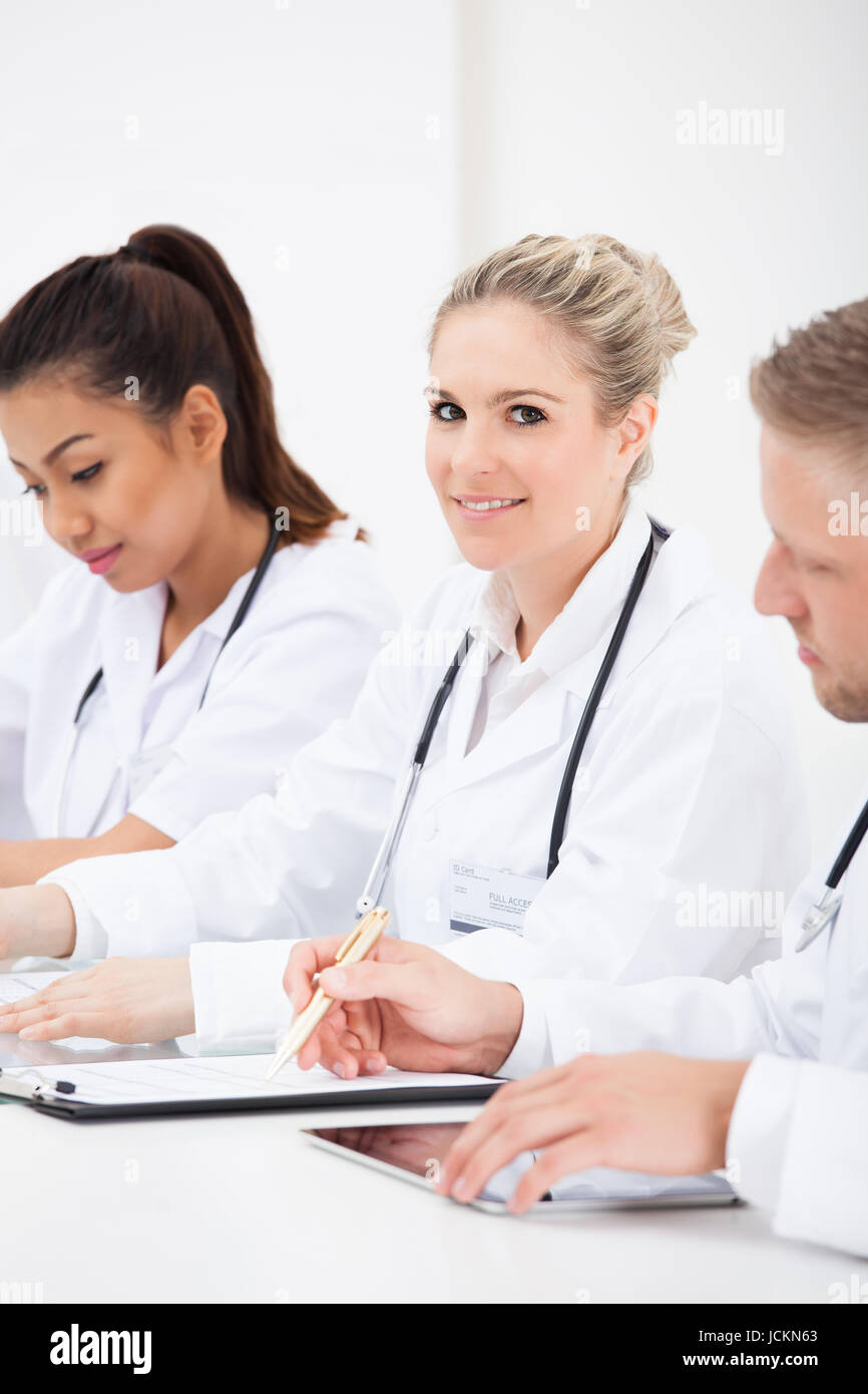 Team doctors sitting laboratory hi-res stock photography and images - Alamy