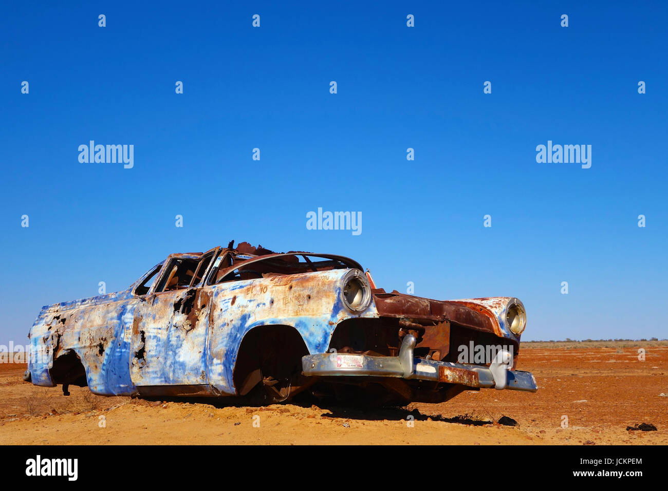 Old rusted vehicle in the Australia desert Stock Photo - Alamy